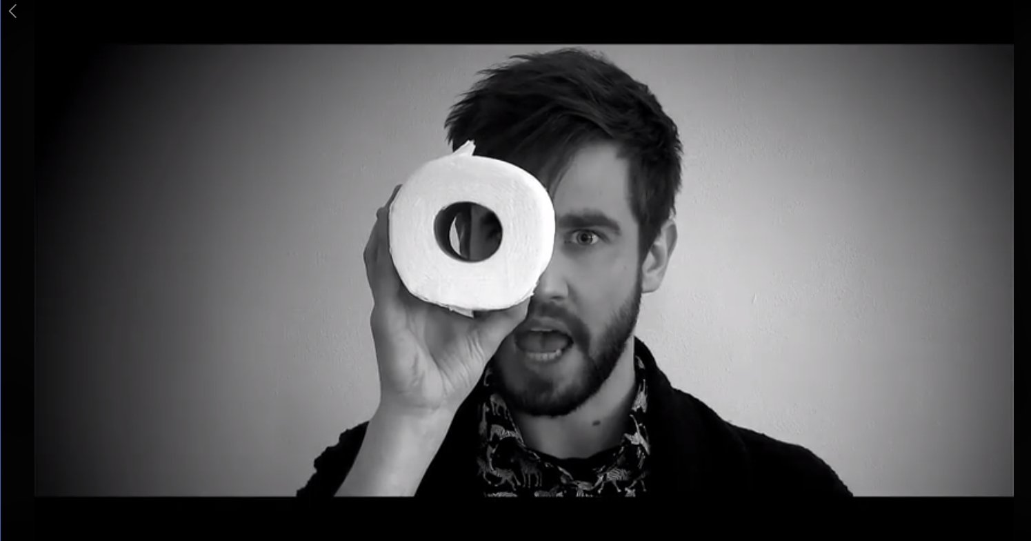 Aktorius Arnas Ašmonas pristato linksmą „The Roop“ dainos „On fire ...